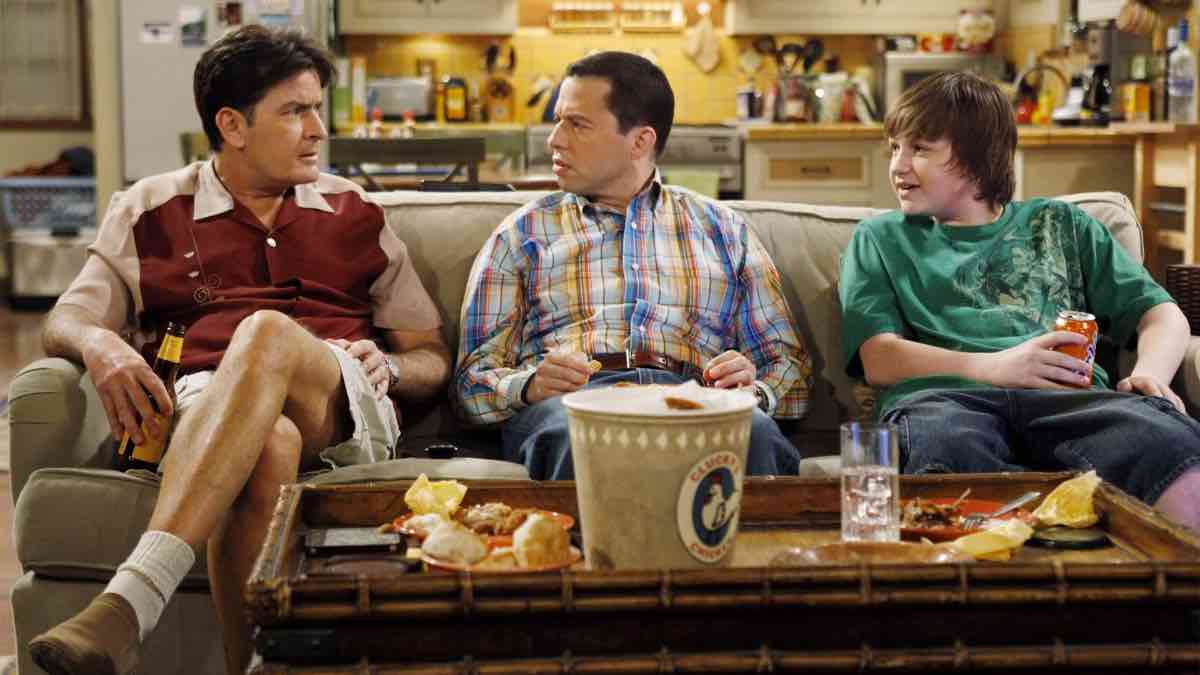 Due uomini e mezzo, la serie con Charlie Sheen è uno spaccato di vita ...